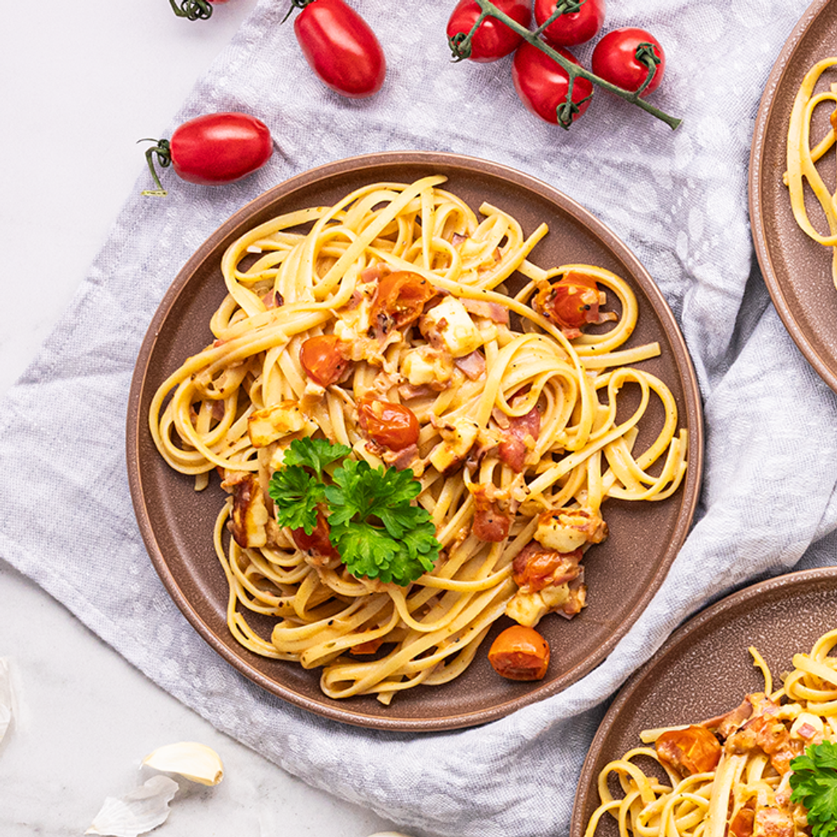 Kermainen pasta pekonilla & halloumijuustolla | Ruokaboksi