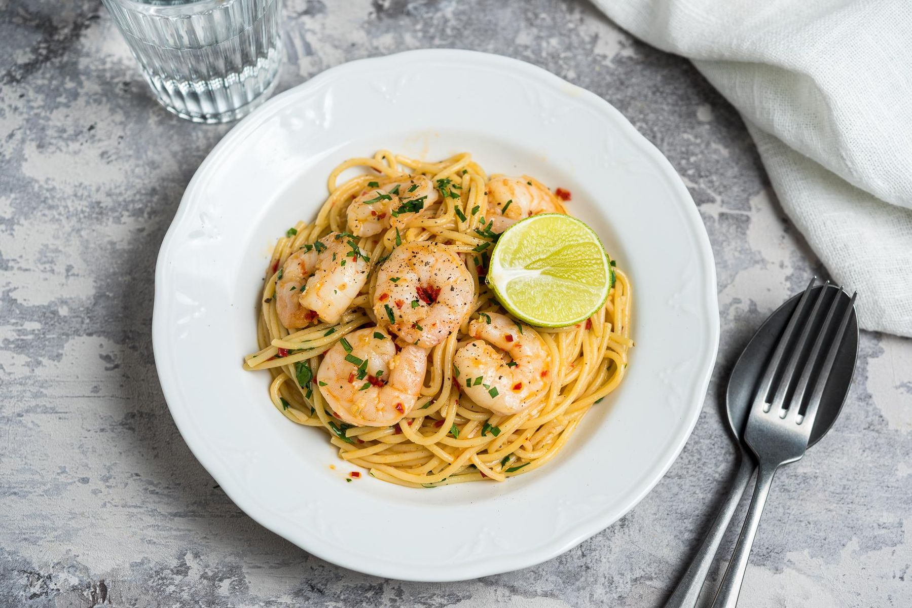 Spagetid krevettide, küüslaugu, tšilli ja laimimahlaga | Yummy