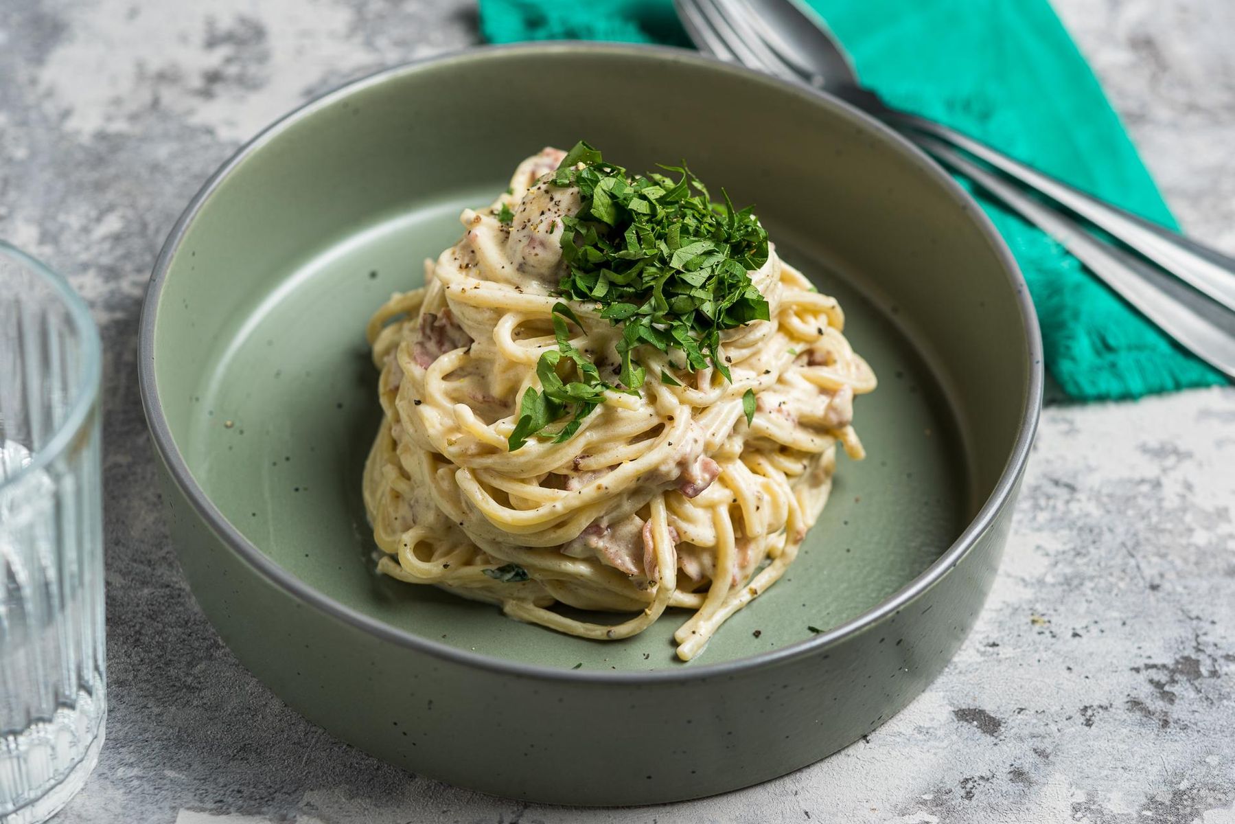 Spagetid toorsuitsupeekoni ja šampinjonidega | Yummy