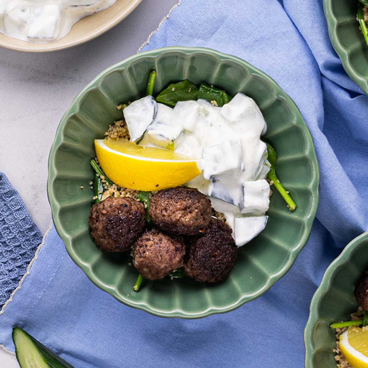 Maitsev lihapallikauss tsitruselise jogurti-kurgisalatiga | Yummy