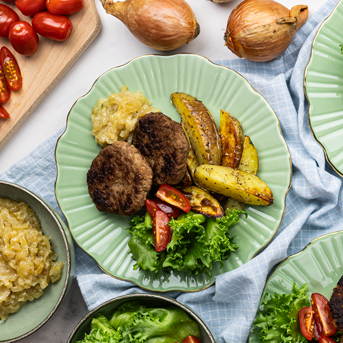 Perinteiset pannupihvit & karamellisoitua sipulia | Ruokaboksi