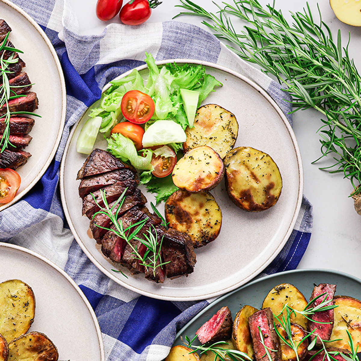 Veiseliha steik röstitud kartulite ja värske salatiga | Yummy