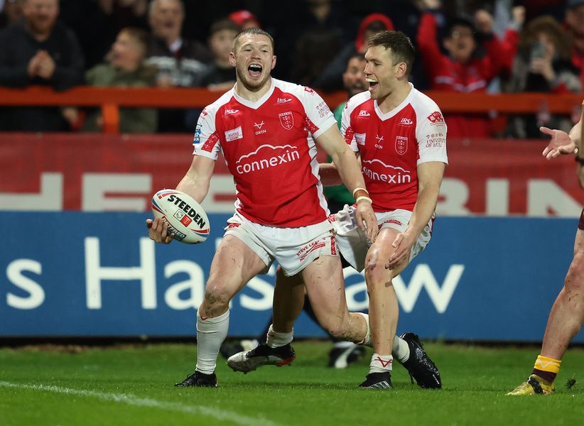 Peters names new signing and returning star in Leeds’ 21-Man Squad ...